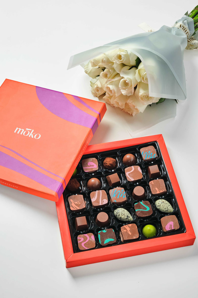 Moko 25 chocolate Box & white Bouquet – Zahra