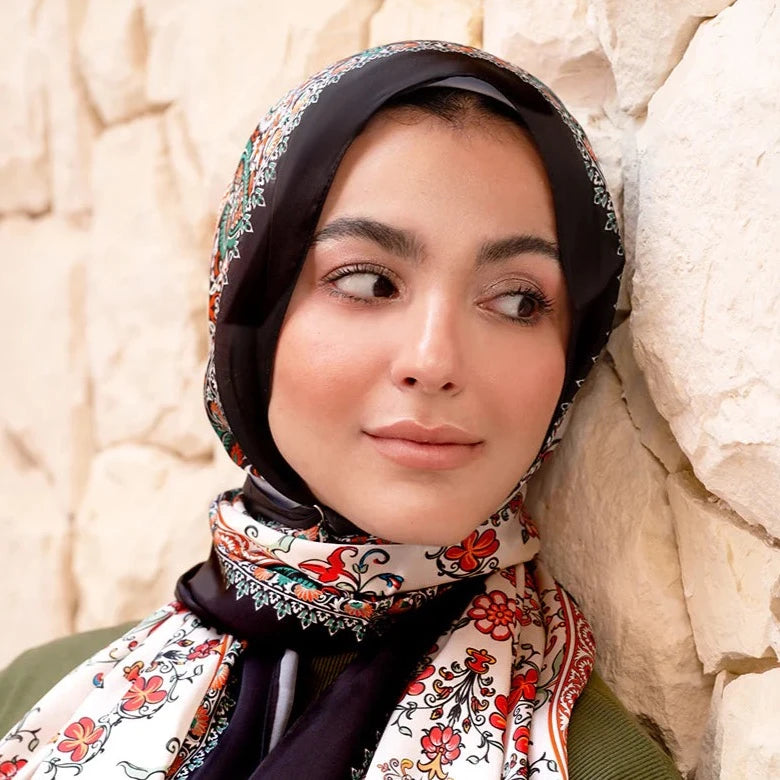 Mystic Charm Veil & Orange Roses Vase – Zahra